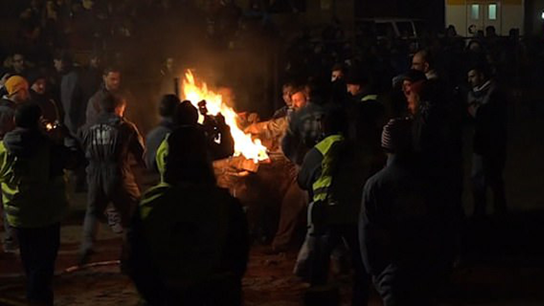 Difunden video del Toro de Fuego, una perturbadora tradición