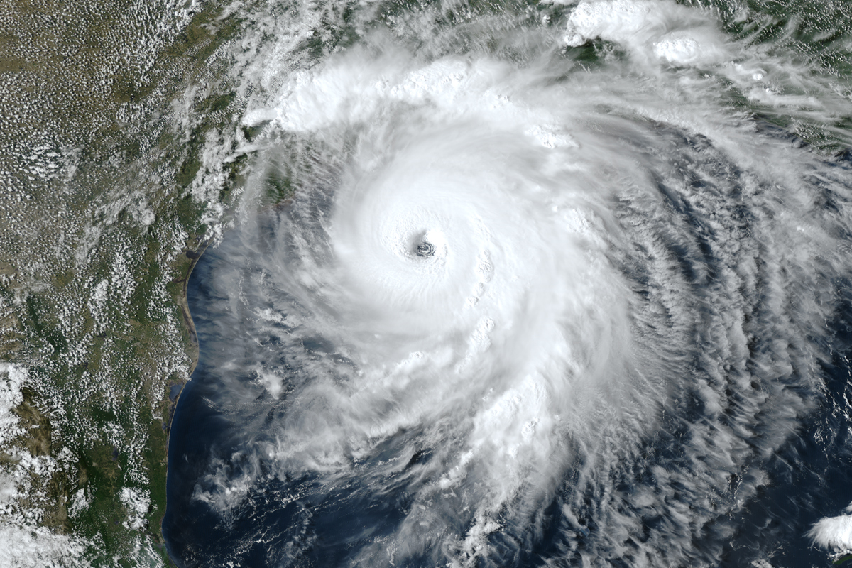 Impresionante video muestra toda la fuerza del huracán Laura - Plumas ...