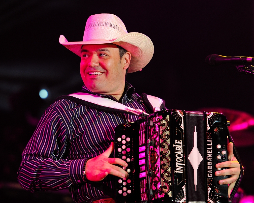 Vocalista de Intocable presume ‘palancas’ para conseguir vacuna COVID-19