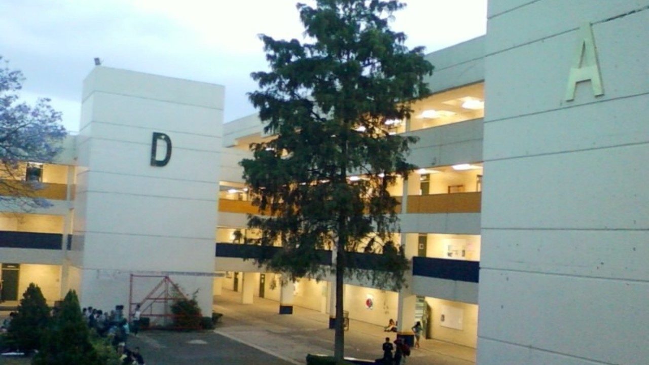 Encapuchados toman las instalaciones de la Preparatoria 3 de la UNAM