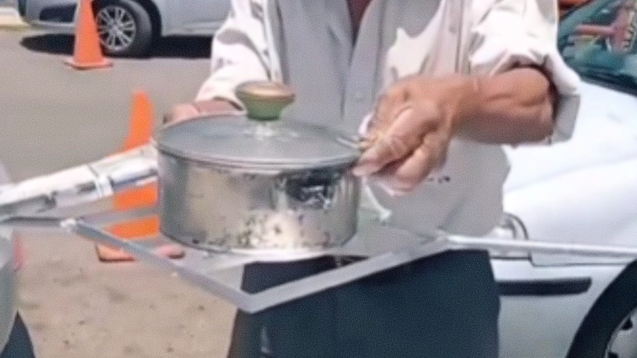 Abuelo de 71 años crea estufa de energía solar con materiales reciclados