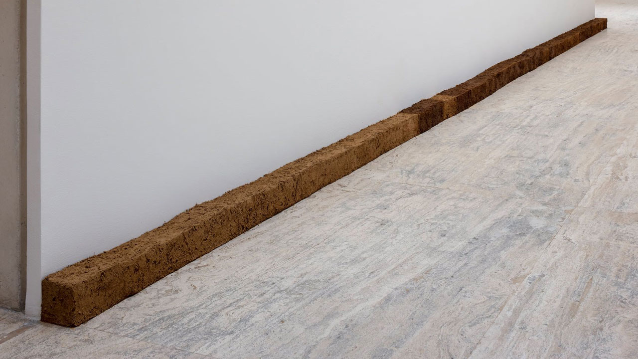 Museo presenta adobe en paredes como obra de arte; usuarios dicen que ...