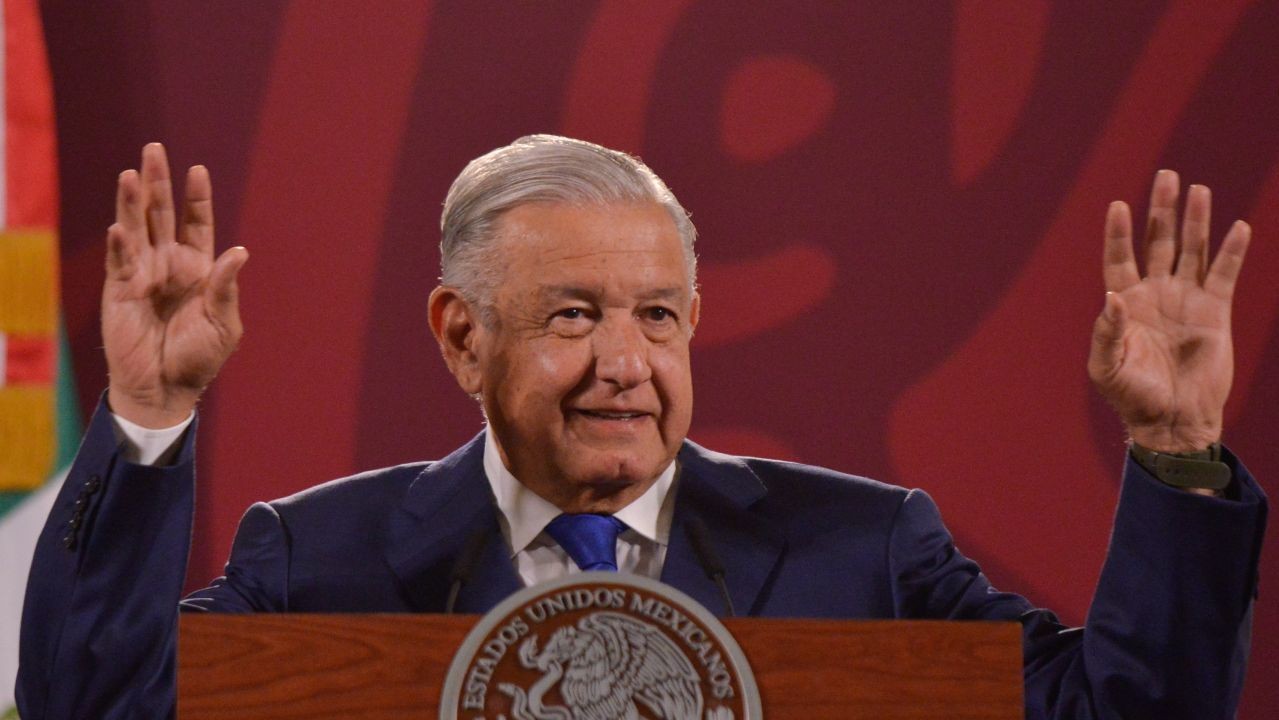 Conservadores los tratan como paleros, AMLO defiende a periodistas ...