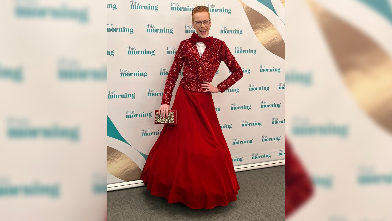 “Eres inspirador”: Medios felicitan a joven que usó vestido en ...